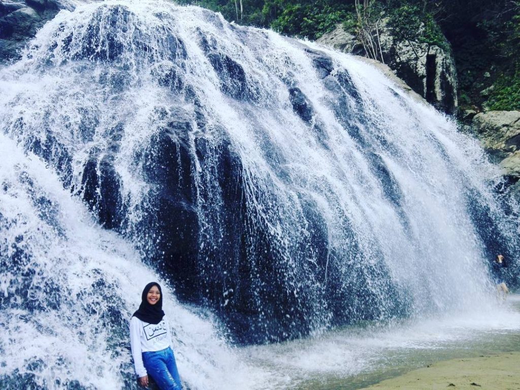 Pantai Dan Air Terjun Banyu Anjlok Malang Yang Unik - LiburMulu.Com